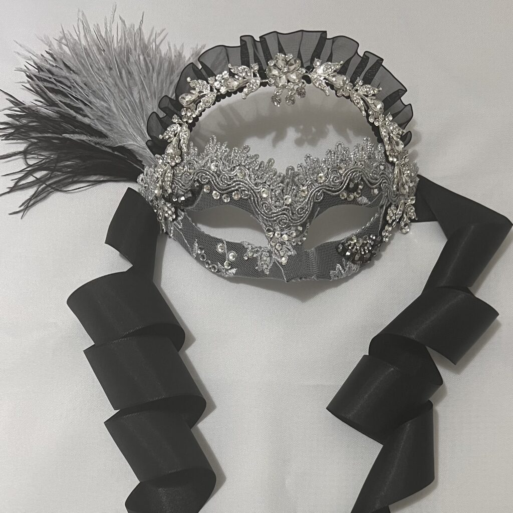 Máscara Veneziana – Prateada com Tiara – Chateau Of Masks